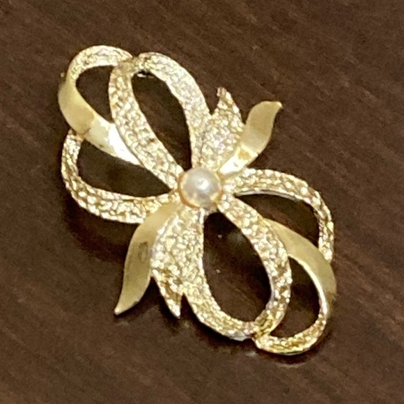 Gerrys | Jewelry | Vintage Gerrys Gold Toned Bow Brooch | Poshmark